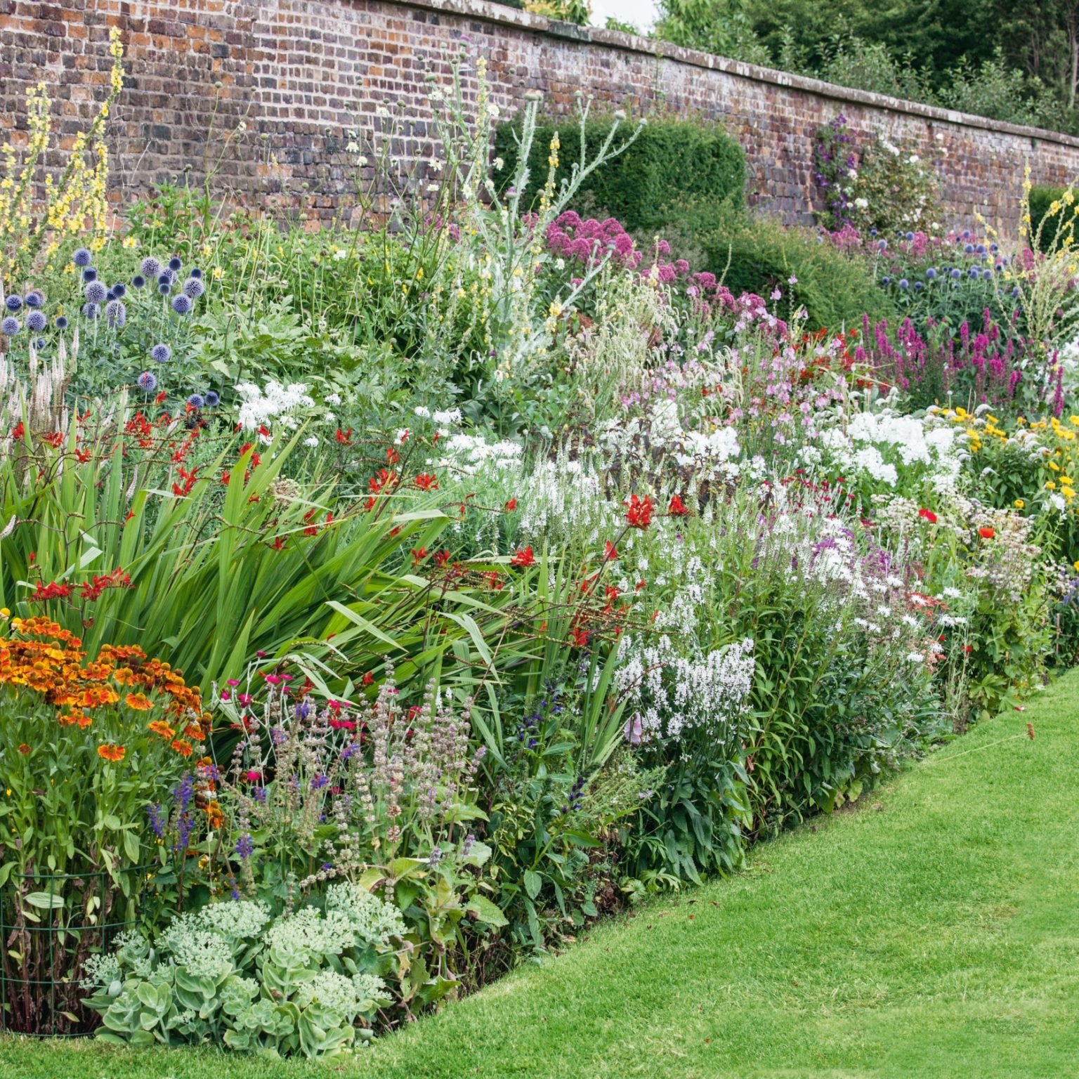 15 Stunning Cottage Garden Border Ideas to Elevate Your Home's Curb ...