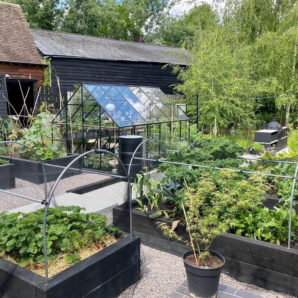19 Stunning Black Fence Garden Ideas to Elevate Your Outdoor Space ...