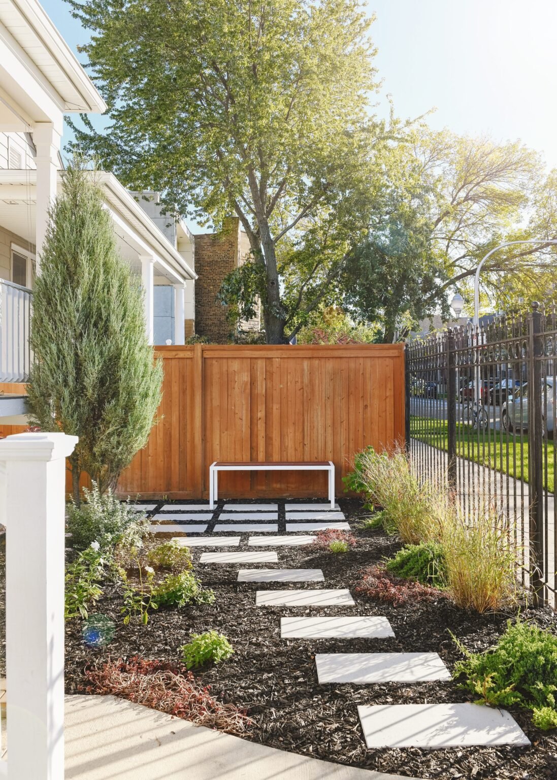 11 Creative Small Front Yard Landscaping Ideas You Can DIY on a Budget ...