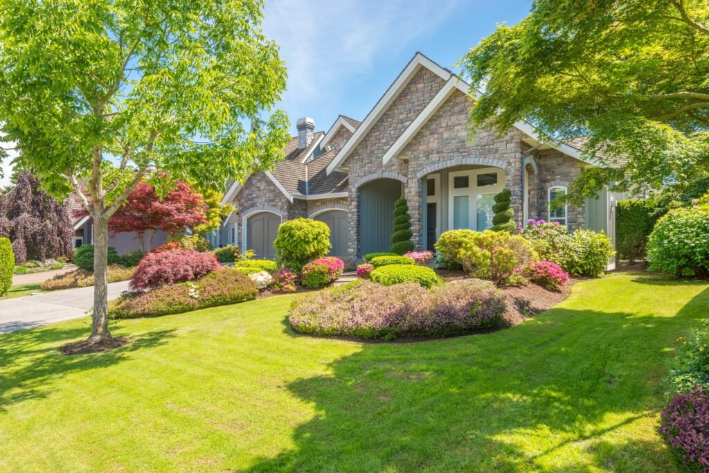 20 Stunning Large Front Yard Landscaping Ideas That'll Make Your ...